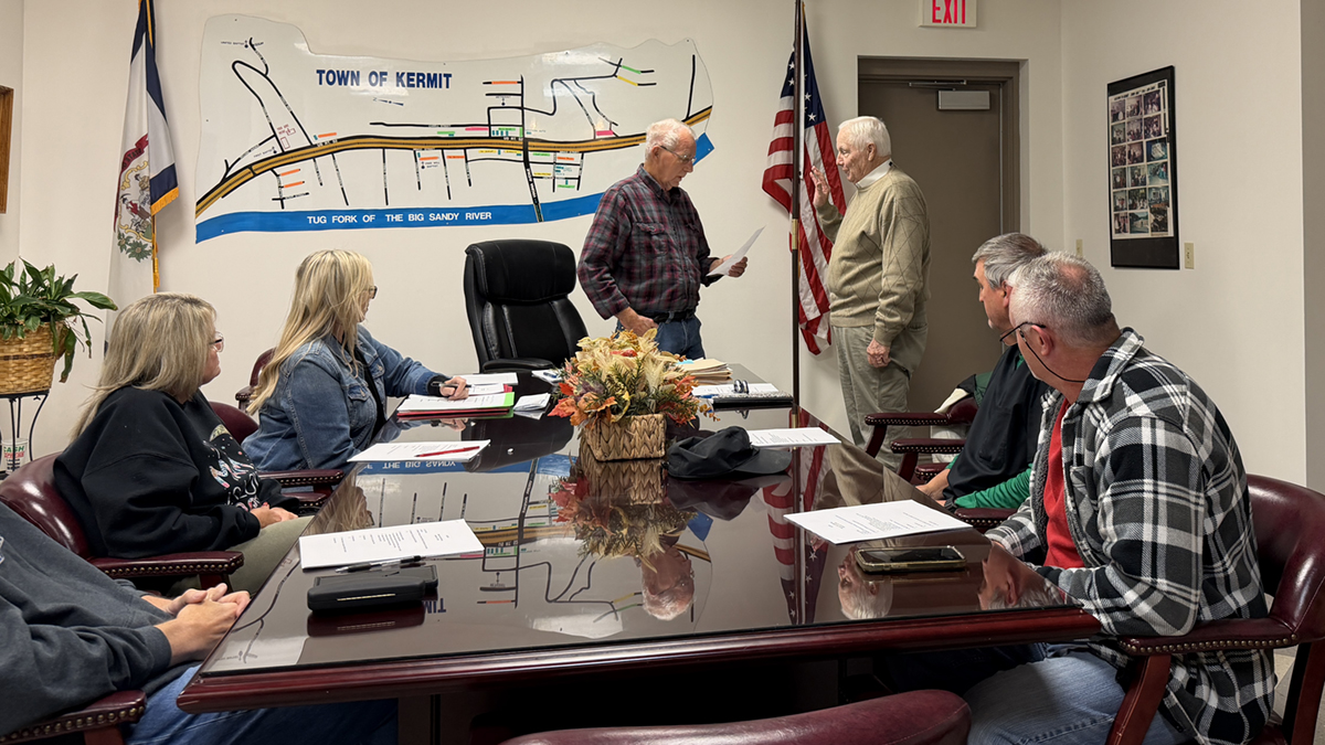 Kermit swears in Kominar - The Mountain Citizen